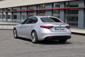 Pelēks Alfa Romeo Giulia 2016 Rīga, ar dzinēja tilpumu 2.20 L un nobraukumu 115 tūkst. km par 16880 €, foto 5 vietnē AUTOMOTO.COM.LV