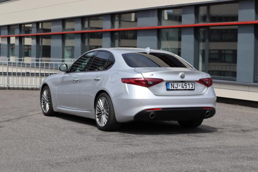 Pelēks Alfa Romeo Giulia 2016 Rīga, ar dzinēja tilpumu 2.20 L un nobraukumu 115 tūkst. km par 16880 €, foto 5 vietnē AUTOMOTO.COM.LV