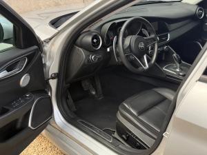 Pelēks Alfa Romeo Giulia 2016 Rīga, ar dzinēja tilpumu 2.20 L un nobraukumu 115 tūkst. km par 16880 €, foto 10 vietnē AUTOMOTO.COM.LV