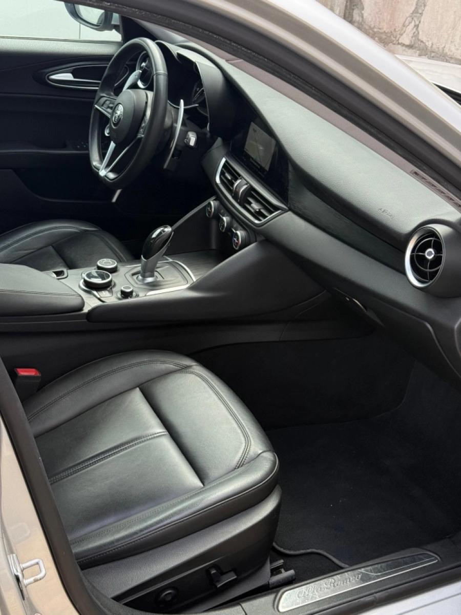 Pelēks Alfa Romeo Giulia 2016 Rīga, ar dzinēja tilpumu 2.20 L un nobraukumu 115 tūkst. km par 16880 €, foto 12 vietnē AUTOMOTO.COM.LV