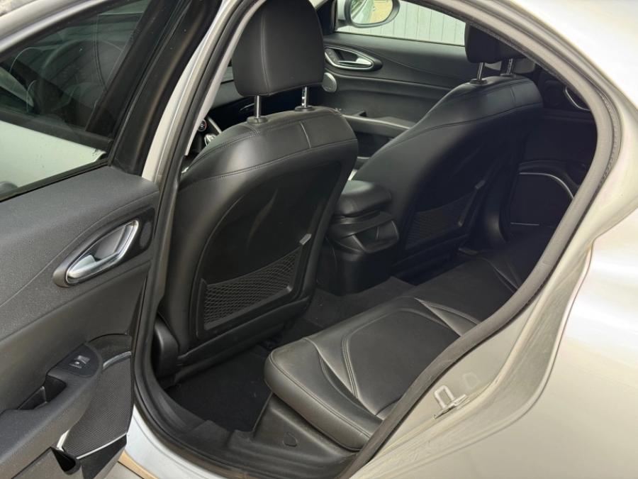 Pelēks Alfa Romeo Giulia 2016 Rīga, ar dzinēja tilpumu 2.20 L un nobraukumu 115 tūkst. km par 16880 €, foto 13 vietnē AUTOMOTO.COM.LV