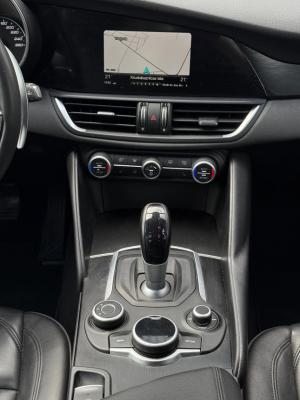 Pelēks Alfa Romeo Giulia 2016 Rīga, ar dzinēja tilpumu 2.20 L un nobraukumu 115 tūkst. km par 16880 €, foto 16 vietnē AUTOMOTO.COM.LV