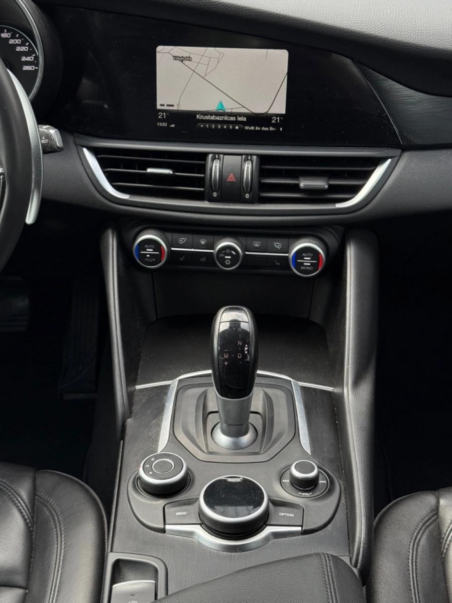 Pelēks Alfa Romeo Giulia 2016 Rīga, ar dzinēja tilpumu 2.20 L un nobraukumu 115 tūkst. km par 16880 €, foto 16 vietnē AUTOMOTO.COM.LV