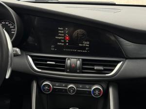 Pelēks Alfa Romeo Giulia 2016 Rīga, ar dzinēja tilpumu 2.20 L un nobraukumu 115 tūkst. km par 16880 €, foto 17 vietnē AUTOMOTO.COM.LV