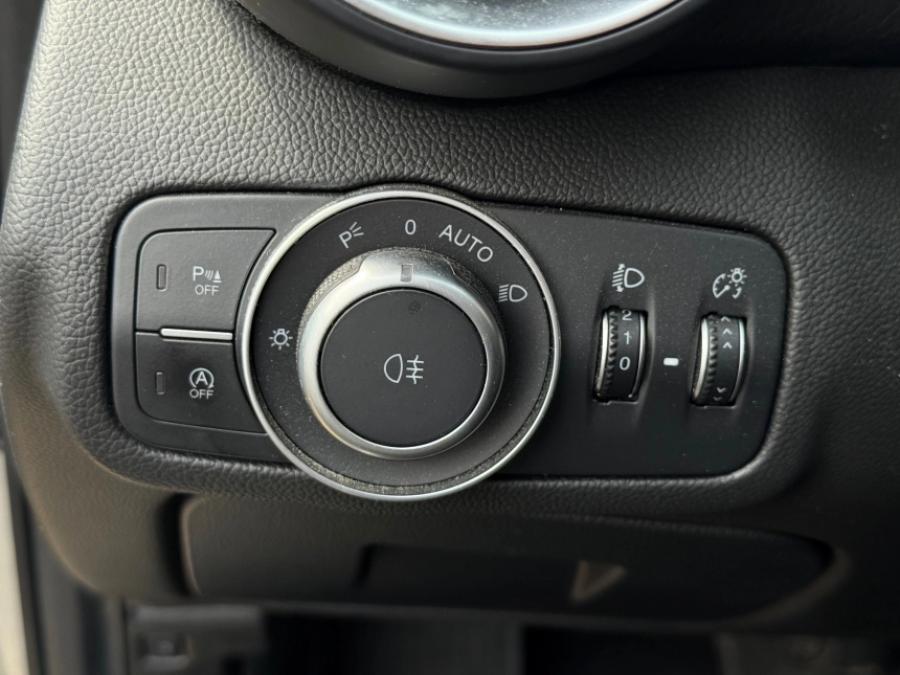 Pelēks Alfa Romeo Giulia 2016 Rīga, ar dzinēja tilpumu 2.20 L un nobraukumu 115 tūkst. km par 16880 €, foto 22 vietnē AUTOMOTO.COM.LV