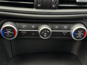 Pelēks Alfa Romeo Giulia 2016 Rīga, ar dzinēja tilpumu 2.20 L un nobraukumu 115 tūkst. km par 16880 €, foto 23 vietnē AUTOMOTO.COM.LV