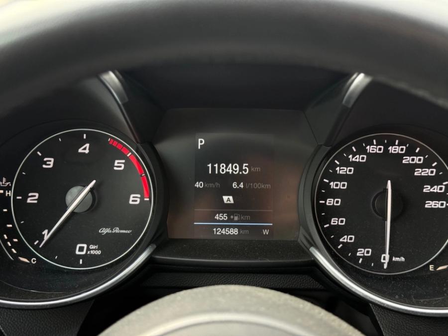 Pelēks Alfa Romeo Giulia 2016 Rīga, ar dzinēja tilpumu 2.20 L un nobraukumu 115 tūkst. km par 16880 €, foto 26 vietnē AUTOMOTO.COM.LV