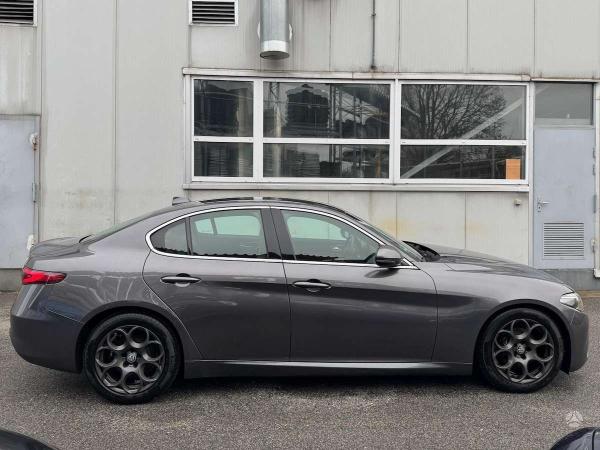 Pelēks Alfa Romeo Giulia 2016 Rīga, ar dzinēja tilpumu 2.14 L un nobraukumu 232 tūkst. km par 11900 €, foto 5 vietnē AUTOMOTO.COM.LV