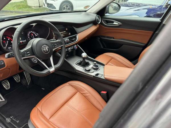 Pelēks Alfa Romeo Giulia 2016 Rīga, ar dzinēja tilpumu 2.14 L un nobraukumu 232 tūkst. km par 11900 €, foto 11 vietnē AUTOMOTO.COM.LV