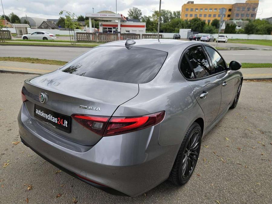 Pelēks Alfa Romeo Giulia 2018 Šauļi, ar dzinēja tilpumu 2.14 L un nobraukumu 323 tūkst. km par 7950 €, foto 5 vietnē AUTOMOTO.COM.LV