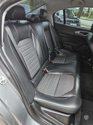 Pelēks Alfa Romeo Giulia 2018 Šauļi, ar dzinēja tilpumu 2.14 L un nobraukumu 323 tūkst. km par 7950 €, foto 15 vietnē AUTOMOTO.COM.LV