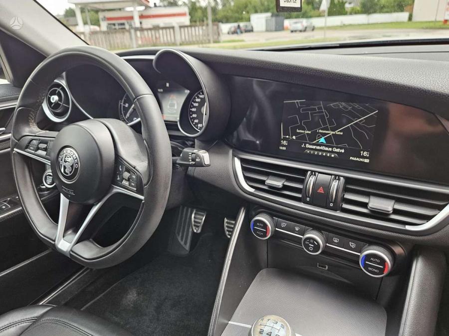 Pelēks Alfa Romeo Giulia 2018 Šauļi, ar dzinēja tilpumu 2.14 L un nobraukumu 323 tūkst. km par 7950 €, foto 18 vietnē AUTOMOTO.COM.LV
