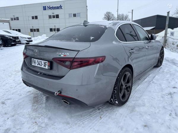 Pelēks Alfa Romeo Giulia 2019 Tauragė, ar dzinēja tilpumu 2.14 L un nobraukumu 140 tūkst. km par 8500 €, foto 3 vietnē AUTOMOTO.COM.LV