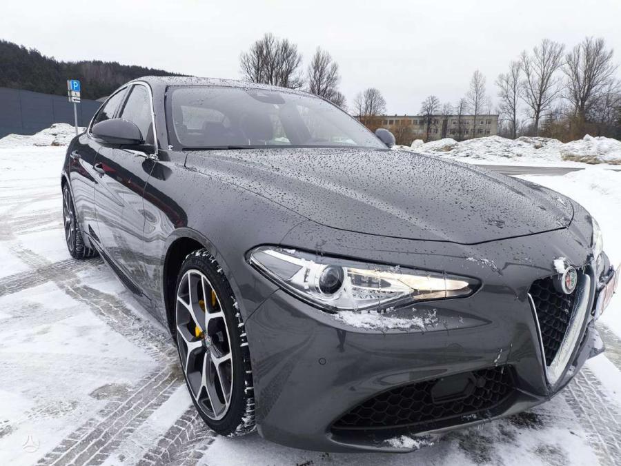 Grey Alfa Romeo Giulia 2019 in Vilnius, with an engine capacity of 2.14 L and mileage of 249 thousand km for 10527 €, photo 2 on AUTOMOTO.COM.LV