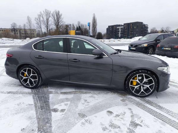 Grey Alfa Romeo Giulia 2019 in Vilnius, with an engine capacity of 2.14 L and mileage of 249 thousand km for 10527 €, photo 4 on AUTOMOTO.COM.LV