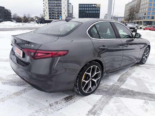 Grey Alfa Romeo Giulia 2019 in Vilnius, with an engine capacity of 2.14 L and mileage of 249 thousand km for 10527 €, photo 6 on AUTOMOTO.COM.LV