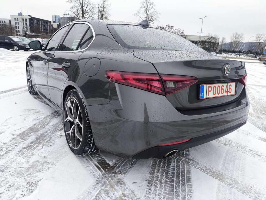 Grey Alfa Romeo Giulia 2019 in Vilnius, with an engine capacity of 2.14 L and mileage of 249 thousand km for 10527 €, photo 7 on AUTOMOTO.COM.LV