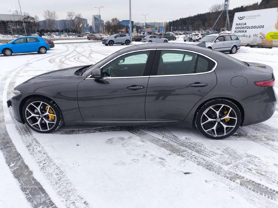 Grey Alfa Romeo Giulia 2019 in Vilnius, with an engine capacity of 2.14 L and mileage of 249 thousand km for 10527 €, photo 8 on AUTOMOTO.COM.LV