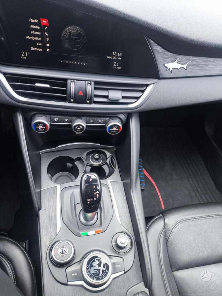 Grey Alfa Romeo Giulia 2019 in Vilnius, with an engine capacity of 2.14 L and mileage of 249 thousand km for 10527 €, photo 20 on AUTOMOTO.COM.LV