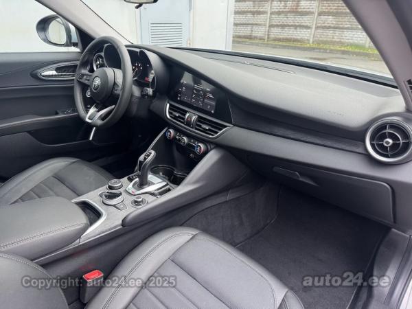 Pelēks Alfa Romeo Giulia 2021 Rīga, ar dzinēja tilpumu 2.00 L un nobraukumu 42 tūkst. km par 23900 €, foto 11 vietnē AUTOMOTO.COM.LV