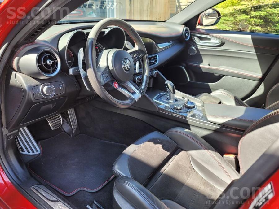 Red Alfa Romeo Giulia 2017 in Liepaja, with an engine capacity of 2.90 L and mileage of 61 thousand km for 46900 €, photo 7 on AUTOMOTO.COM.LV