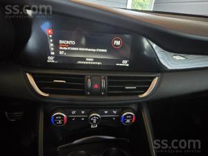 Red Alfa Romeo Giulia 2017 in Liepaja, with an engine capacity of 2.90 L and mileage of 61 thousand km for 46900 €, photo 17 on AUTOMOTO.COM.LV