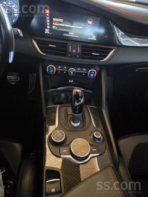 Red Alfa Romeo Giulia 2017 in Liepaja, with an engine capacity of 2.90 L and mileage of 61 thousand km for 46900 €, photo 18 on AUTOMOTO.COM.LV