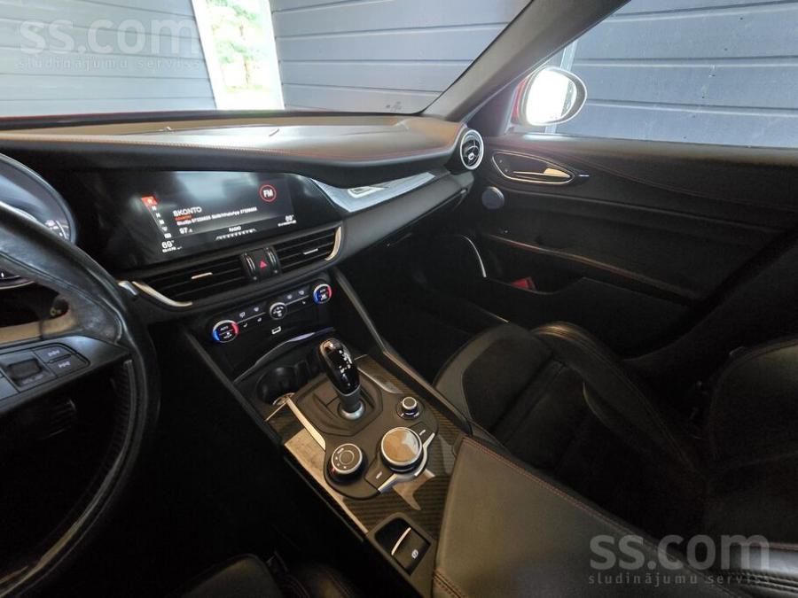 Red Alfa Romeo Giulia 2017 in Liepaja, with an engine capacity of 2.90 L and mileage of 61 thousand km for 46900 €, photo 19 on AUTOMOTO.COM.LV