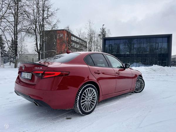 Sarkans Alfa Romeo Giulia 2017 Viļņa, ar dzinēja tilpumu 2.00 L un nobraukumu 81 tūkst. km par 17000 €, foto 2 vietnē AUTOMOTO.COM.LV