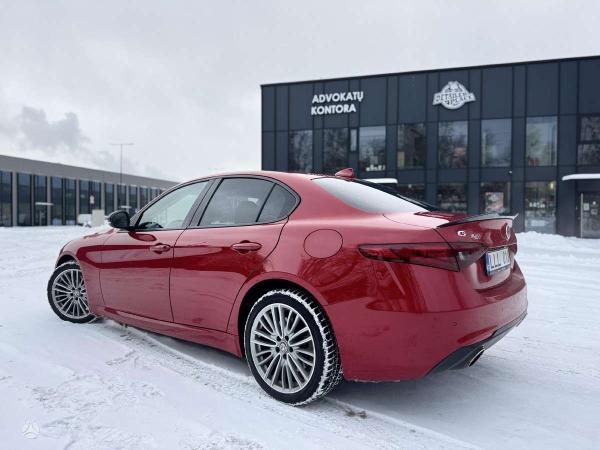 Sarkans Alfa Romeo Giulia 2017 Viļņa, ar dzinēja tilpumu 2.00 L un nobraukumu 81 tūkst. km par 17000 €, foto 4 vietnē AUTOMOTO.COM.LV