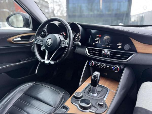Sarkans Alfa Romeo Giulia 2017 Viļņa, ar dzinēja tilpumu 2.00 L un nobraukumu 81 tūkst. km par 17000 €, foto 10 vietnē AUTOMOTO.COM.LV