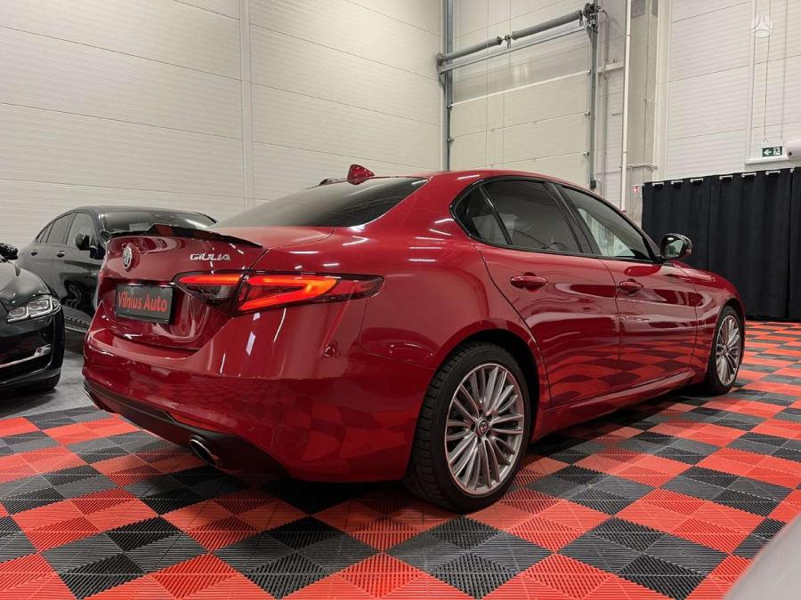 Red Alfa Romeo Giulia 2017 in Vilnius, with an engine capacity of 2.00 L and mileage of 82 thousand km for 17790 €, photo 4 on AUTOMOTO.COM.LV
