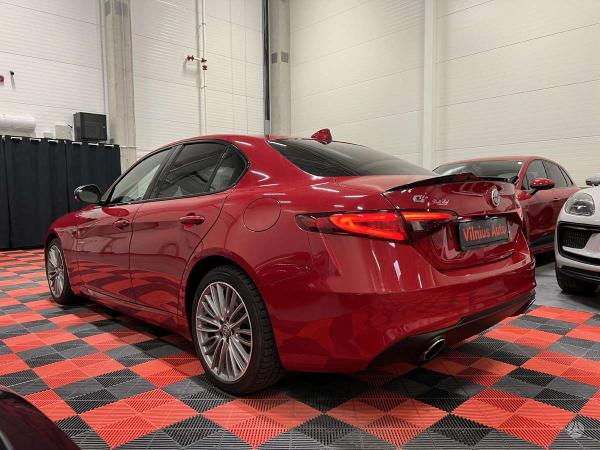 Sarkans Alfa Romeo Giulia 2017 Viļņa, ar dzinēja tilpumu 2.00 L un nobraukumu 82 tūkst. km par 17790 €, foto 6 vietnē AUTOMOTO.COM.LV
