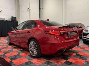 Red Alfa Romeo Giulia 2017 in Vilnius, with an engine capacity of 2.00 L and mileage of 82 thousand km for 17790 €, photo 6 on AUTOMOTO.COM.LV