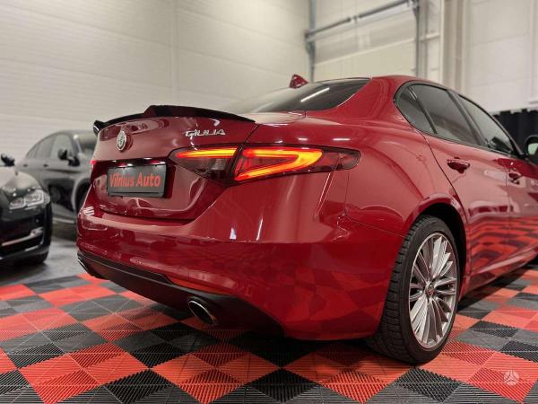 Sarkans Alfa Romeo Giulia 2017 Viļņa, ar dzinēja tilpumu 2.00 L un nobraukumu 82 tūkst. km par 17790 €, foto 9 vietnē AUTOMOTO.COM.LV