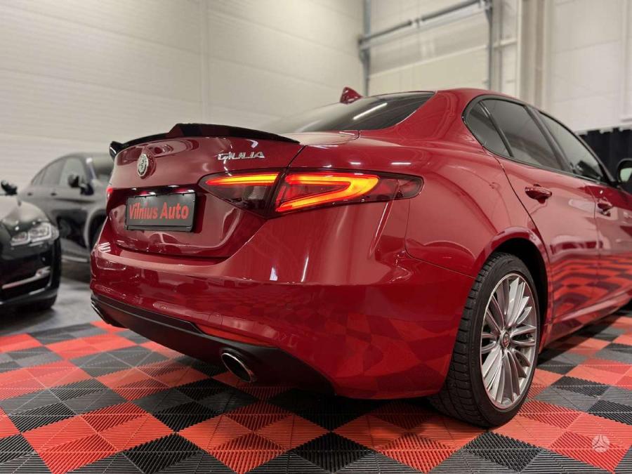 Red Alfa Romeo Giulia 2017 in Vilnius, with an engine capacity of 2.00 L and mileage of 82 thousand km for 17790 €, photo 9 on AUTOMOTO.COM.LV