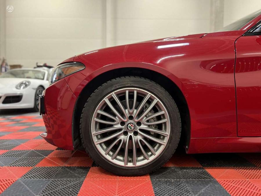 Red Alfa Romeo Giulia 2017 in Vilnius, with an engine capacity of 2.00 L and mileage of 82 thousand km for 17790 €, photo 12 on AUTOMOTO.COM.LV