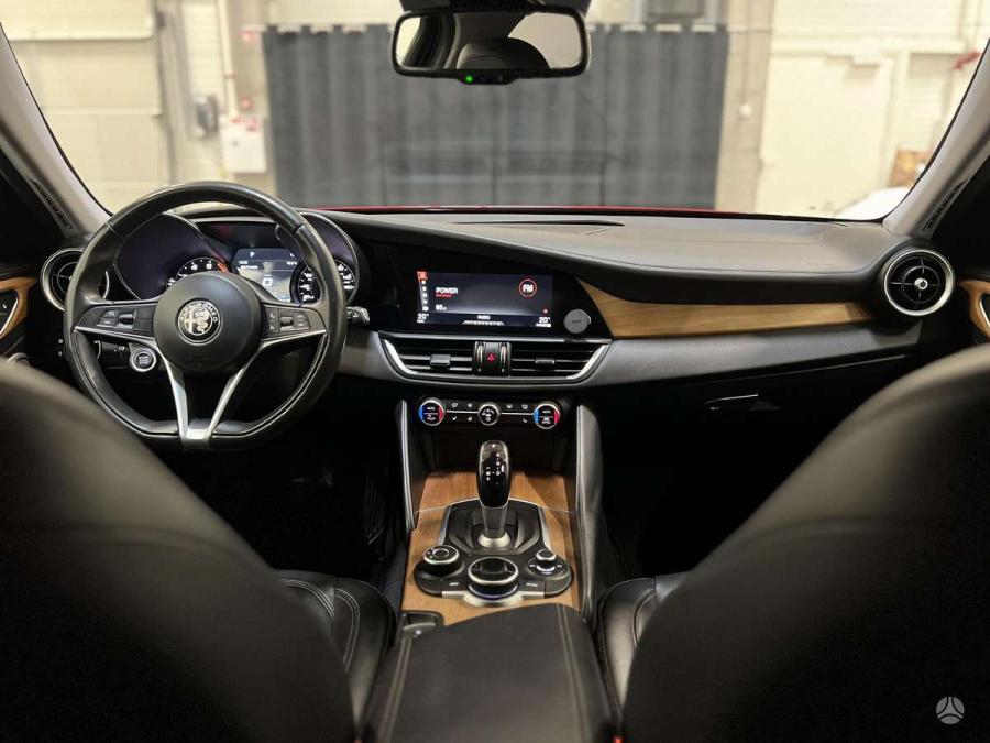 Red Alfa Romeo Giulia 2017 in Vilnius, with an engine capacity of 2.00 L and mileage of 82 thousand km for 17790 €, photo 22 on AUTOMOTO.COM.LV