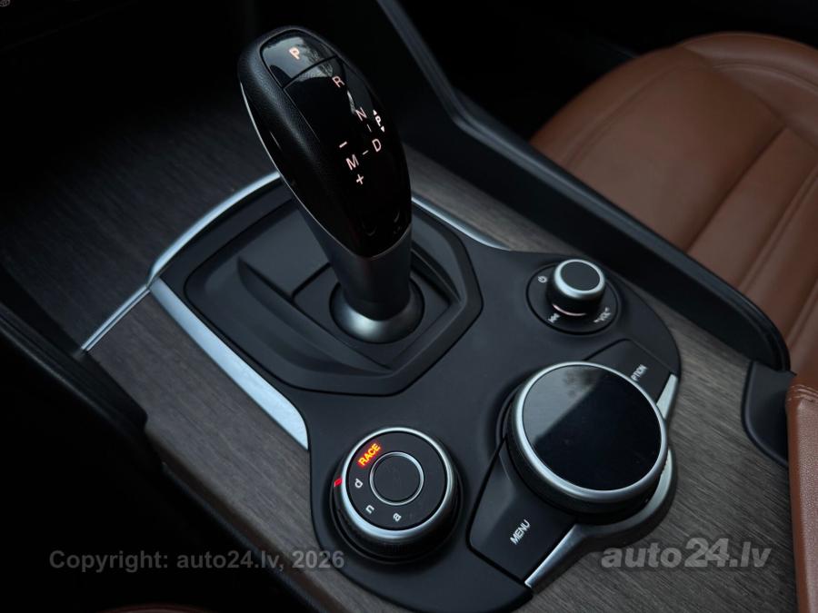 Sarkans Alfa Romeo Giulia 2017 Tallina, ar dzinēja tilpumu 2.00 L un nobraukumu 217 tūkst. km par 18000 €, foto 9 vietnē AUTOMOTO.COM.LV