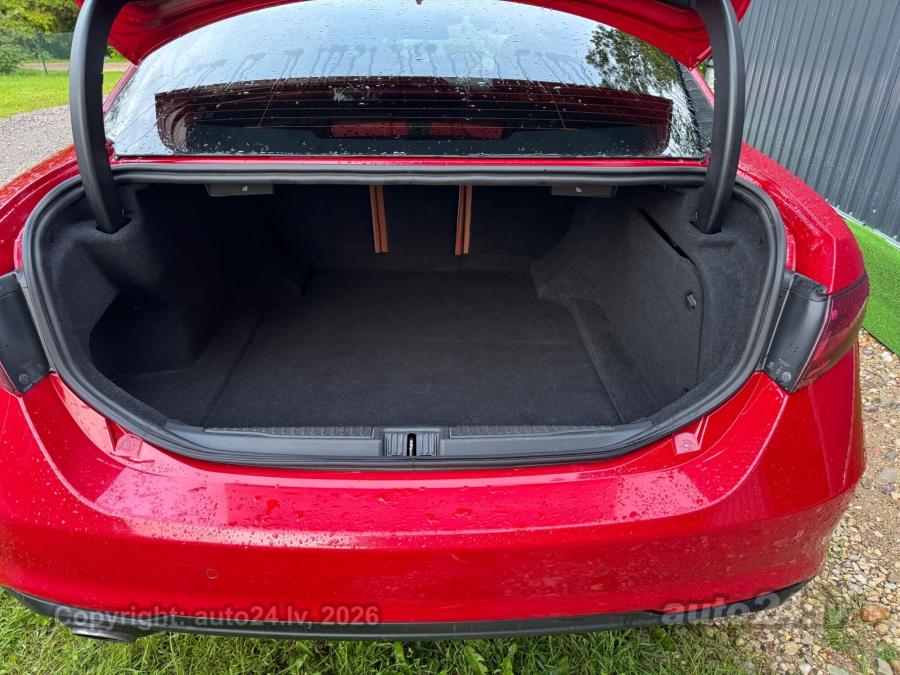 Sarkans Alfa Romeo Giulia 2017 Tallina, ar dzinēja tilpumu 2.00 L un nobraukumu 217 tūkst. km par 18000 €, foto 14 vietnē AUTOMOTO.COM.LV