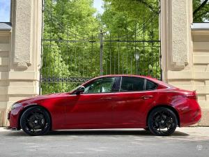 Sarkans Alfa Romeo Giulia 2017 Kauņa, ar dzinēja tilpumu 2.00 L un nobraukumu 83 tūkst. km par 18000 €, foto  vietnē AUTOMOTO.COM.LV