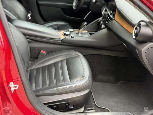 Sarkans Alfa Romeo Giulia 2017 Kauņa, ar dzinēja tilpumu 2.00 L un nobraukumu 83 tūkst. km par 18000 €, foto 9 vietnē AUTOMOTO.COM.LV