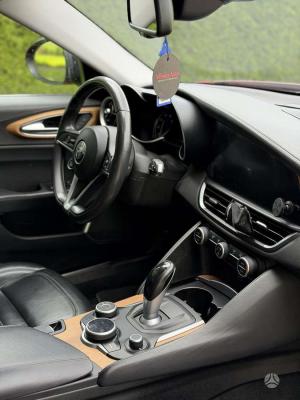 Sarkans Alfa Romeo Giulia 2017 Kauņa, ar dzinēja tilpumu 2.00 L un nobraukumu 83 tūkst. km par 18000 €, foto 11 vietnē AUTOMOTO.COM.LV