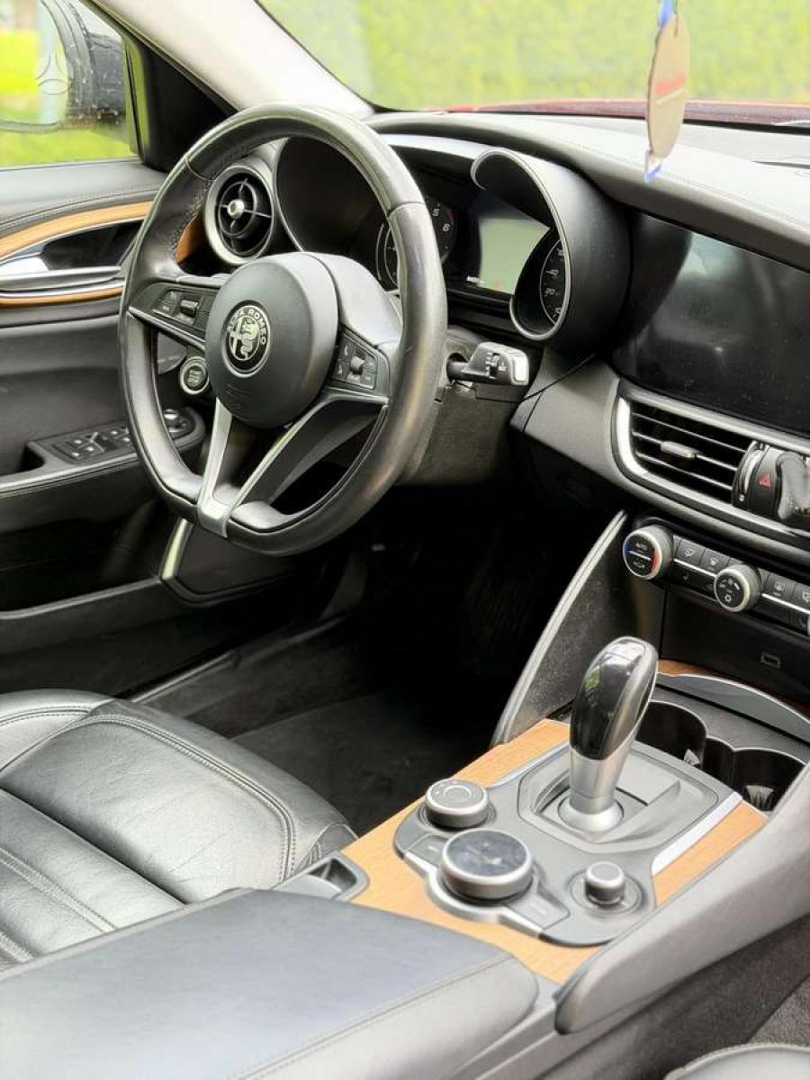 Sarkans Alfa Romeo Giulia 2017 Kauņa, ar dzinēja tilpumu 2.00 L un nobraukumu 83 tūkst. km par 18000 €, foto 12 vietnē AUTOMOTO.COM.LV