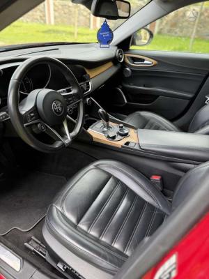 Sarkans Alfa Romeo Giulia 2017 Kauņa, ar dzinēja tilpumu 2.00 L un nobraukumu 83 tūkst. km par 18000 €, foto 14 vietnē AUTOMOTO.COM.LV