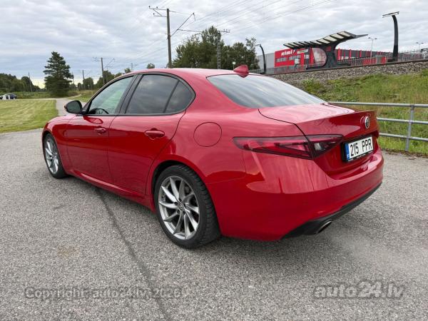 Sarkans Alfa Romeo Giulia 2017 Tallina, ar dzinēja tilpumu 2.00 L un nobraukumu 141 tūkst. km par 21000 €, foto 3 vietnē AUTOMOTO.COM.LV