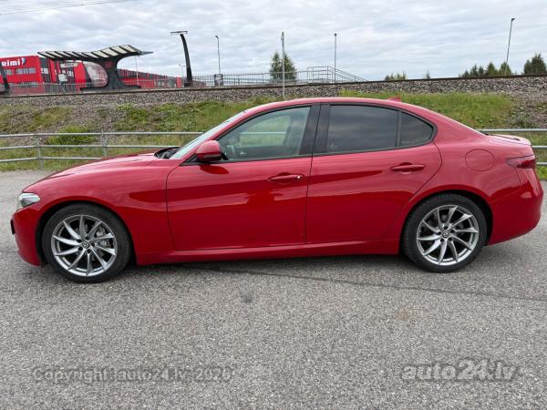 Sarkans Alfa Romeo Giulia 2017 Tallina, ar dzinēja tilpumu 2.00 L un nobraukumu 141 tūkst. km par 21000 €, foto 5 vietnē AUTOMOTO.COM.LV