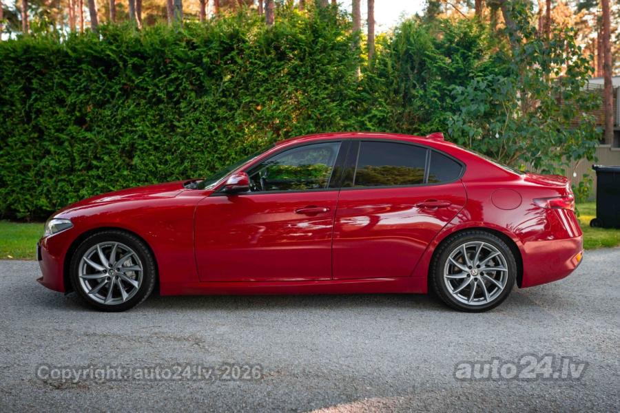 Red Alfa Romeo Giulia 2017 in Tallinn, with an engine capacity of 2.00 L and mileage of 139 thousand km for 17990 €, photo 10 on AUTOMOTO.COM.LV