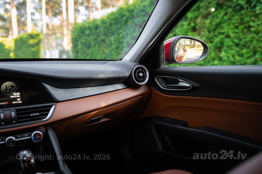 Red Alfa Romeo Giulia 2017 in Tallinn, with an engine capacity of 2.00 L and mileage of 139 thousand km for 17990 €, photo 20 on AUTOMOTO.COM.LV