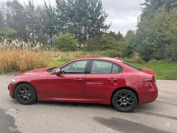 Red Alfa Romeo Giulia 2017 in Vilnius, with an engine capacity of 2.14 L and mileage of 268 thousand km for 10500 €, photo 3 on AUTOMOTO.COM.LV